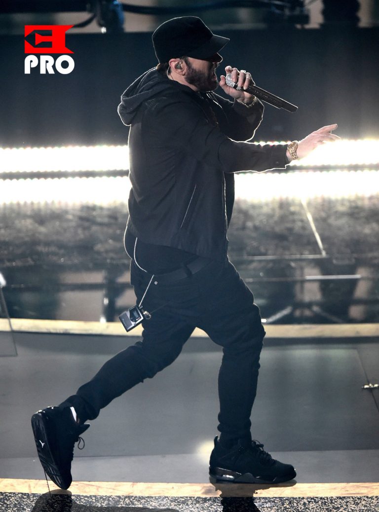 Eminem's Bodypack Receiver For The Mic Fell Out While At The Oscar ...