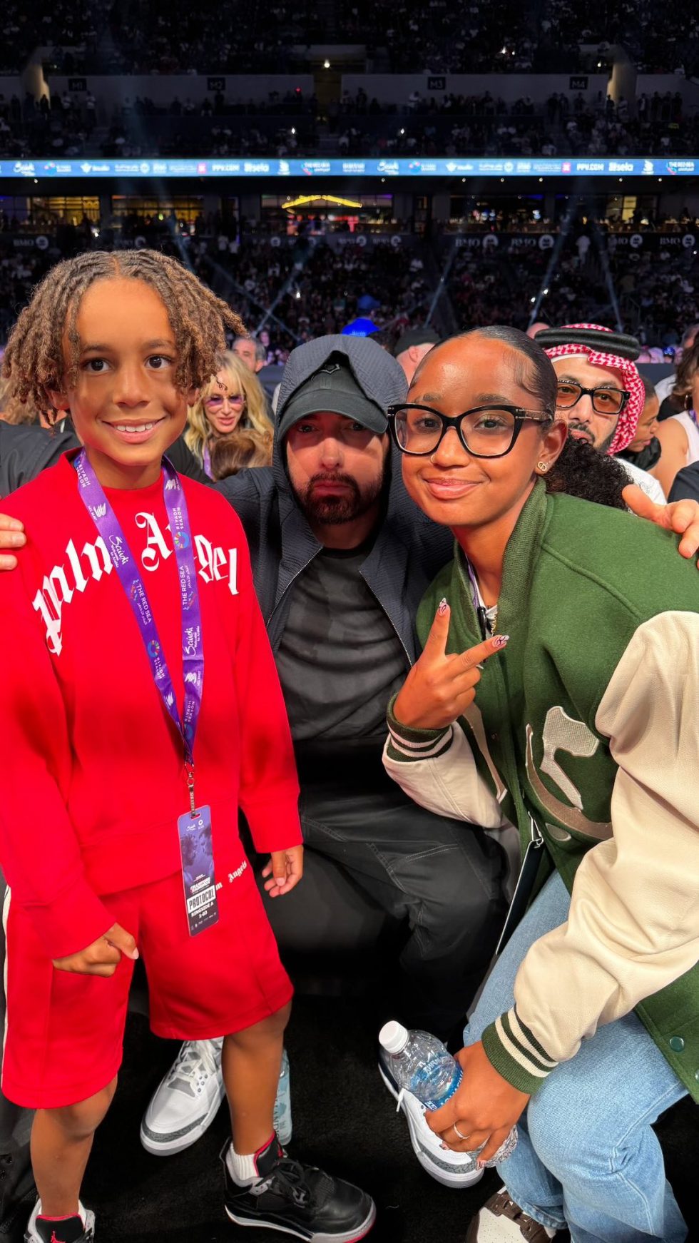 Backstage Photos: Eminem Takes Pictures With His Excited Fans and With ...